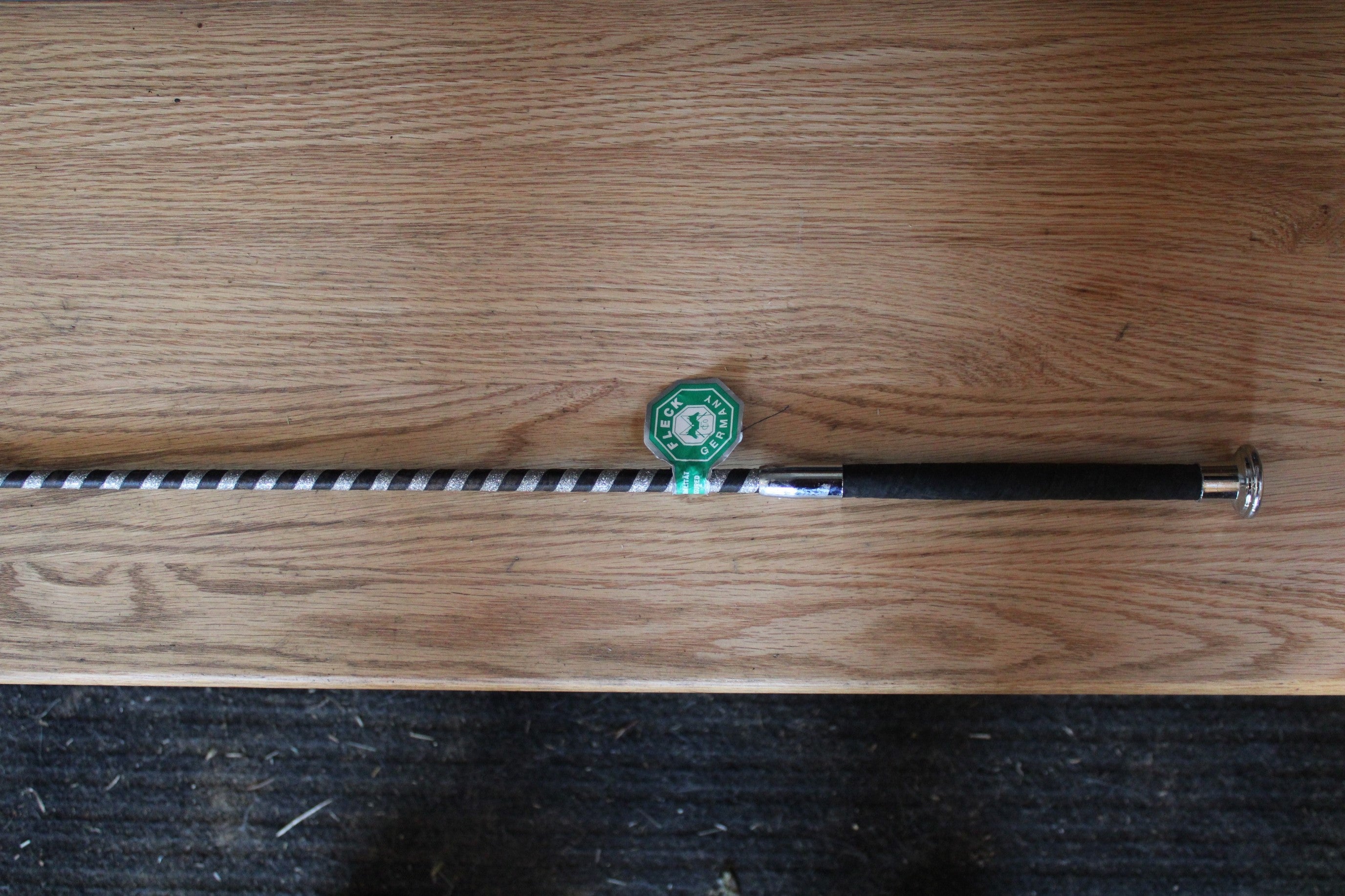 Stick de dressage FLECK GERMANY noir et argent – Boutique équestre Epona